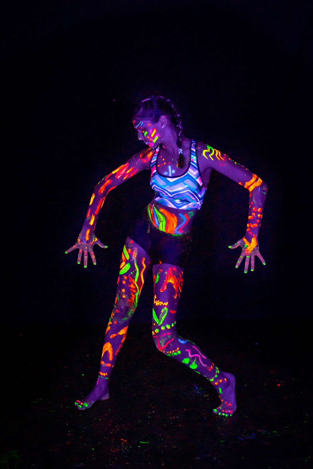 How to Host a Neon Black Light Glow in the Dark Dance Photography Photoshoot - Heather O'Steen ...