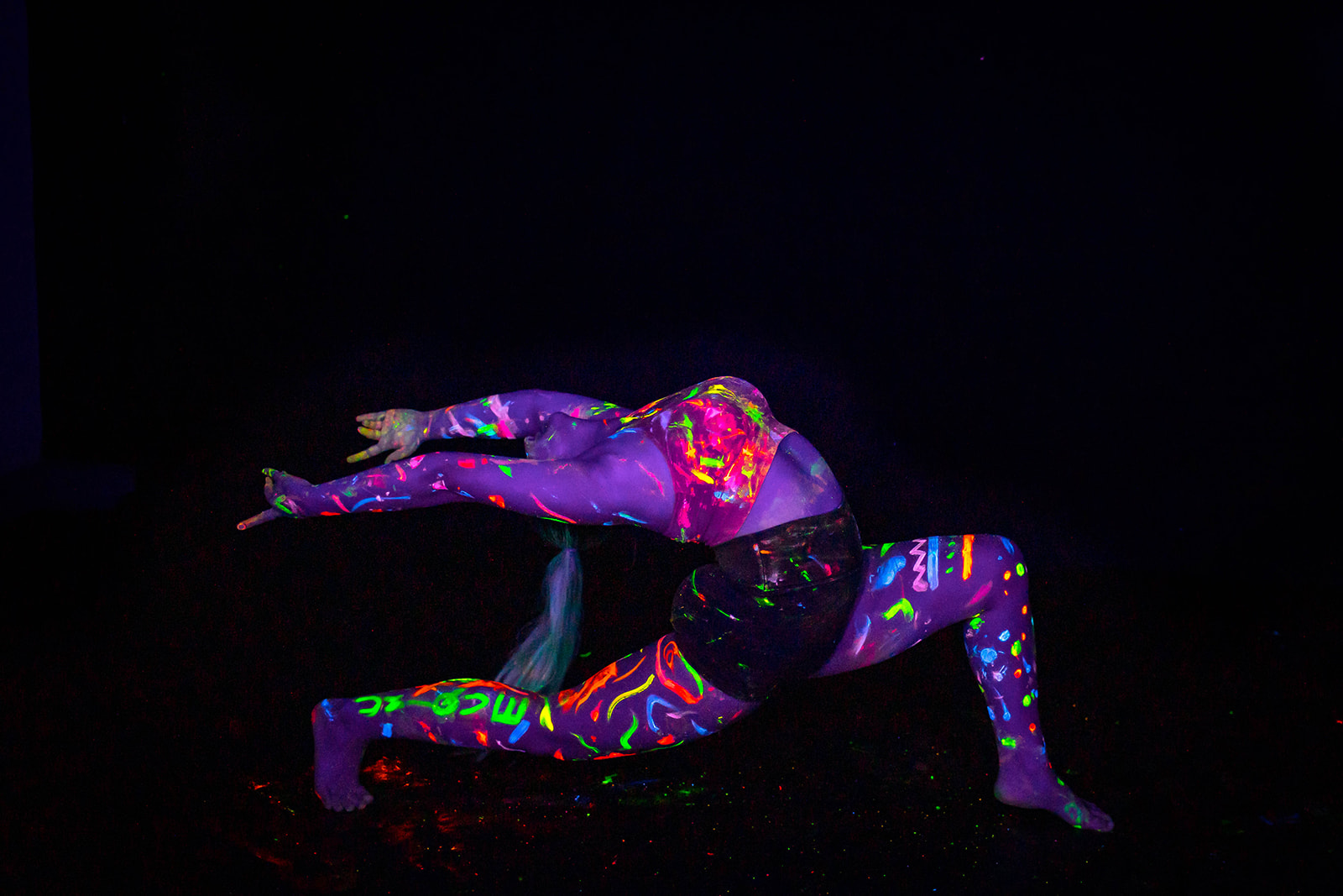 How to Host a Neon Black Light Glow in the Dark Dance Photography ...